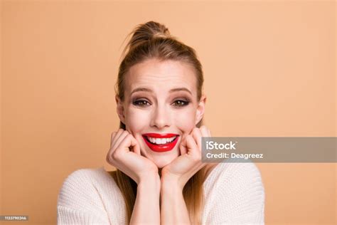 근접 촬영 그녀의 그녀의 좋은 귀여운 달콤한 사랑 스러운 사랑 스럽다 매혹적인 매력적인 매력적이 고 똑 바른 머리 소녀 베이지색