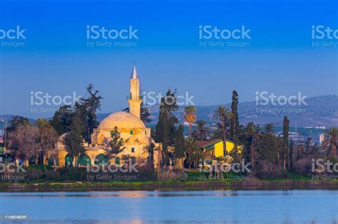 고 대 하 라 술탄 테 케 또는 이슬람 종교에 있는 움 하 람의 모스크는 무슬림 신사입니다 라 르 나카에 있는 솔트 레이크 사이 프 러 스 건축에 대한 스톡 사진 및 기타