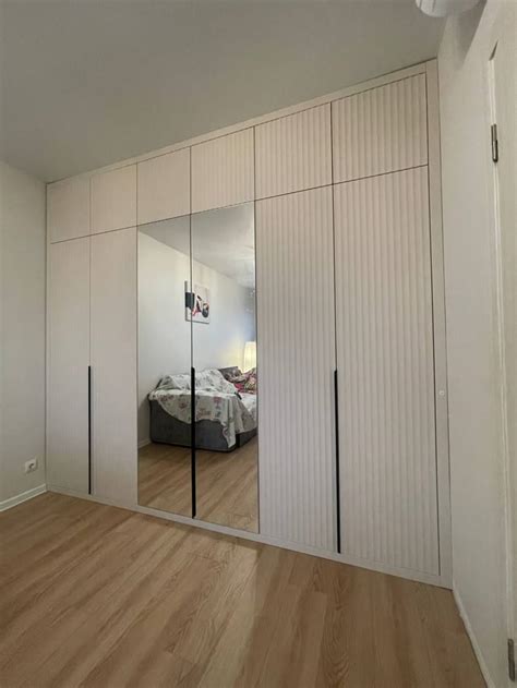 Встроенный распашной шкаф с фрезеровкой in 2025 | Bedroom closet design ...