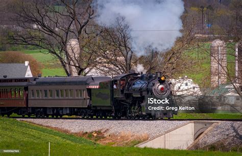 연기를 불어 단일 트랙에 접근하는 골동품 증기 여객 열차 강철에 대한 스톡 사진 및 기타 이미지 강철 고풍스런 골동품