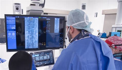 El Servicio de Cirugía Vascular del HUN, primero en España en realizar un complejo procedimiento ...