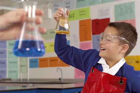 实验男孩图片 做实验的小男孩素材 高清图片 摄影照片 寻图免费打包下载