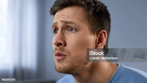 심각한 남자 얼굴 희망 기대 팬 우승 목표에 대 한 대기의 표현 기대에 대한 스톡 사진 및 기타 이미지 기대 팬 사람의 역할 가까운 Istock