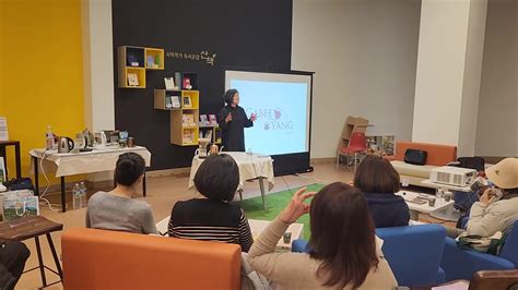 지난 금요일 도서관에는 커피향이 가득 차있었습니다 ☕☕ 커피 관련 강연과 시음 등을 통해 짧은 시간이었지만 이용객분들과 좋은 경험을 공유할 수 있었습니다😀 By