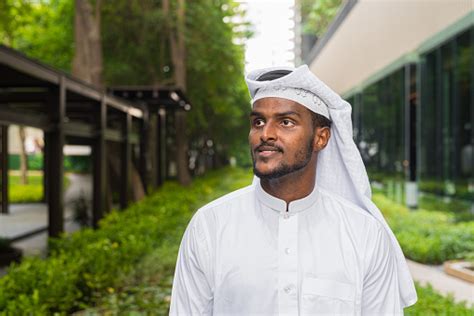 종교적 인 옷을 입은 아프리카 무슬림 남자의 초상화 야외에서 스카프 20 29세에 대한 스톡 사진 및 기타 이미지 20 29세 개성 개념 계획 Istock