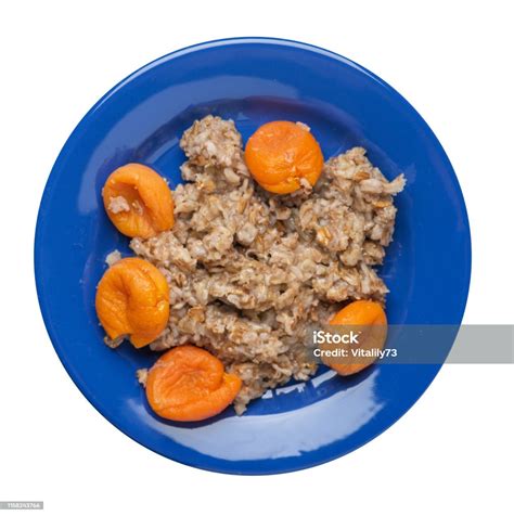 접시에 말린 살구와 건강한 음식 Rzhanye 플레이크 흰색 배경에 고립 된 비오는 조각 탑 뷰 아침 식사 0명에 대한 스톡 사진 및 기타 이미지 Istock