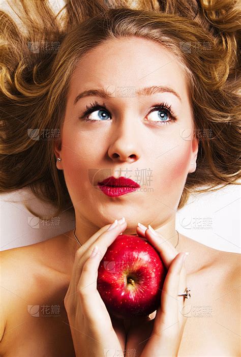 有趣的女孩拿着苹果