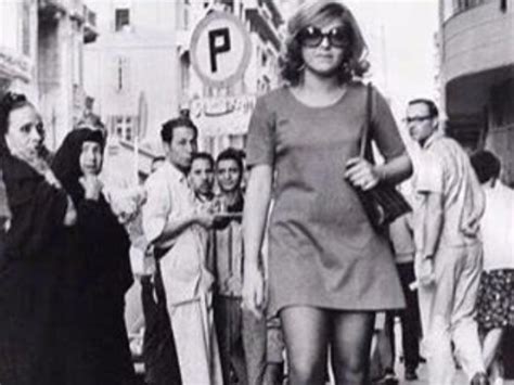 صورة نادرة لفتاة ترتدى فستانا قصيرا فى الخمسينات بالقاهرة عين