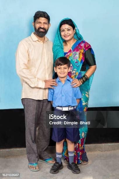 교복을 입은 어린 아들과 함께 서 있는 젊은 행복한 인도 부모들 시골 인도 교육 개념 3 명에 대한 스톡 사진 및 기타 이미지 3 명 가정 생활 가족 Istock