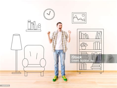 벽 선반 사진 시계 안락의 자 바닥 램프에 그려진 젊은 남자 비명의 사진 가정 생활에 대한 스톡 사진 및 기타 이미지 가정 생활 거실 스탠드 고름 Istock