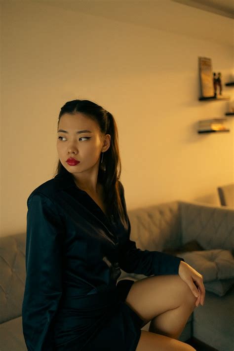 방의 소파에 앉아 있는 여자 사진 Unsplash의 무료 모델 소녀 이미지