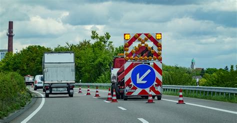 간판 건설 경고 경치 고속도로 교통 교통 관리 구름 길가 나무 날씨 녹지 도로 도로 공사 도로 봉쇄 도시 도시 고속도로 도시 풍경 도시의