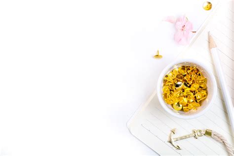 핑크 가죽 노트북 안경 황금 액세서리 평면도와 직장 이랑 평면 복사 공간을 놓으십시오 여성 작업 스타일 개념입니다 개념과 주제에 대한 스톡 사진 및 기타 이미지 Istock