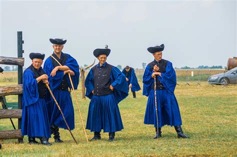 기병 남자 낮 농경문화 농업 농촌 생활 농촌의 들판 레크리에이션 레헨다 모임 모자 목가적인 문화 문화