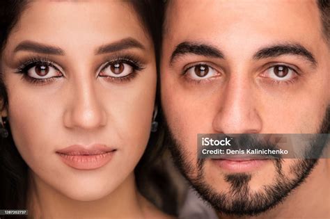 무슬림 여자와 남자 전통적인 드레스를 입은 젊은 아랍 소녀와 남자의 초상화를 닫습니다 2명에 대한 스톡 사진 및 기타 이미지 2명 단정한 의류 두바이 Istock