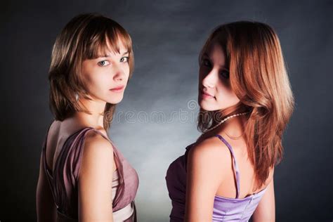 Deux Jeunes Belles Femmes Image Stock Image Du Dame 20299643