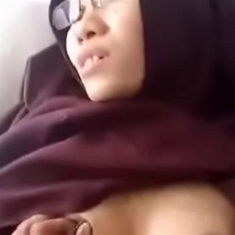 سكس نيك محجبة اسيوية لابسة نظارة ولعب في بزازها الفن والجمال