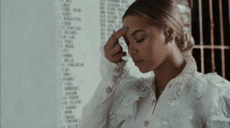 Heres The Real Story Behind Beyoncés Epic Courtside Side Eye