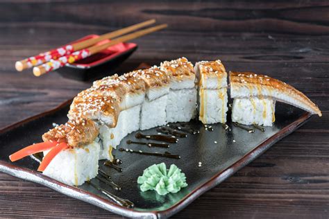 도금 접시 동양 음식 레스토랑 레저 맛 맛있는 문화 음식 물고기 미식가 블루 플레이트 사시미 생선 생선 조각 생선 필레 서빙 접시 수직 쐈어