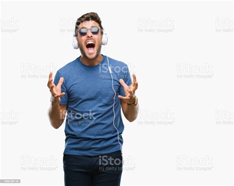 잘생긴 젊은이 격리 된 배경 미친 미친 소리 고 적극적인 식와 팔 제기 함에 음악을 듣고 하는 헤드폰을 착용 좌절 개념입니다 남자에 대한 스톡 사진 및 기타 이미지 Istock