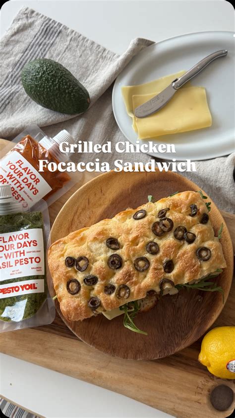 오늘은 페스토요일 쭉 짜고 쓱 바르면 끝 아침에 베이글 하나 바질페스토를 쭉 짜서 버터나이프로 살살 펴 발라요 푸릇한 색감부터 향까지 기분이 그냥 좋아지는거