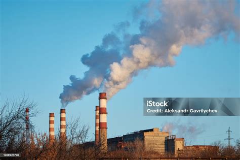 이 공장은 화창한 날에 파이프에서 연기와 스모그를 방출하고 오염 물질이 대기로 유입됩니다 0명에 대한 스톡 사진 및 기타 이미지 0명 공장 산업 건물 기후 묘사