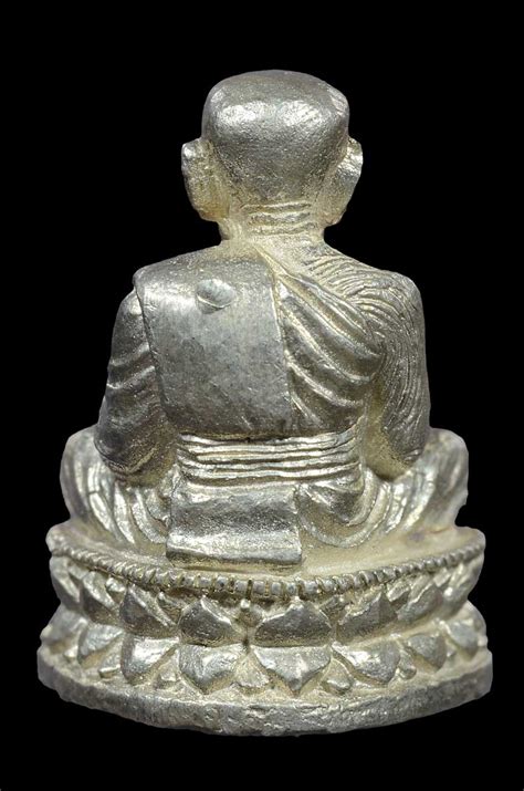 หลวงปู่ทวด เนื้อเงิน พิมพ์เล็ก รุ่นสร้างเจดีย์ปี 2533 พร้อมกล่องเดิมครับ พระเครื่อง พระแท้