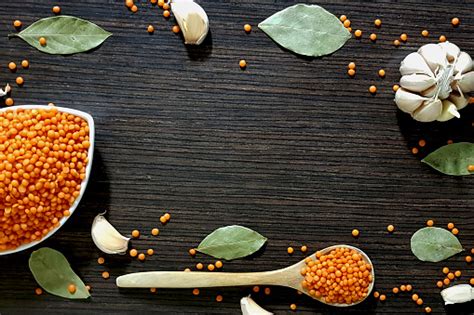 나무로 되는 숟가락과 어두운 나무 배경에 흰색 컵 향신료와 마늘 빨간 렌즈콩 함께 건강 한 라이프 스타일의 한가운데에 Copypiece 상위 뷰 건조한에 대한 스톡 사진 및