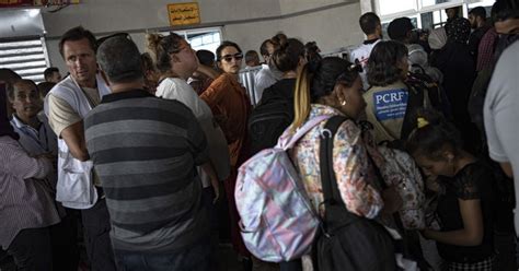 라파에서 이집트 입국 대기하는 사람들