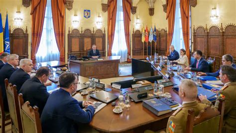 Президент Румунії розсекретив документи зі спецзасідання щодо кампанії ультраправого кандидата