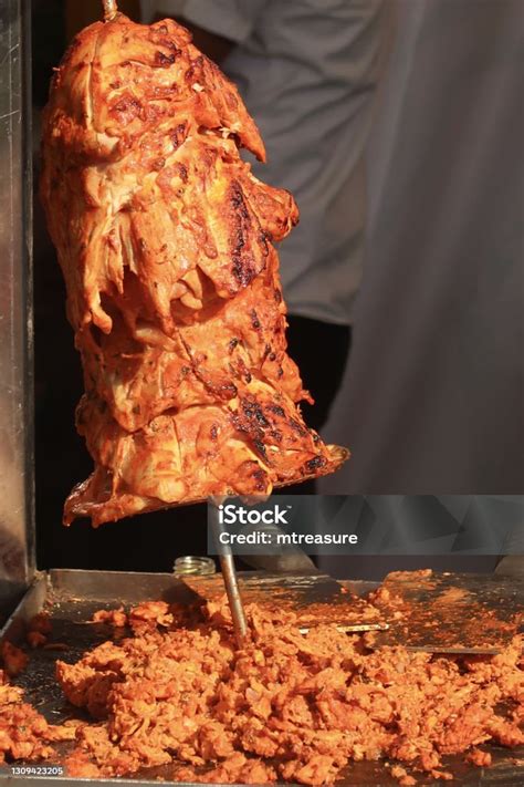 수직 회전 로티세리에서 조리된 고기로 만든 금속 창살에 터키 식 도너 케밥의 클로즈업 이미지 거꾸로 된 콘 모양으로 쌓인 양념 고기 0명에 대한 스톡 사진 및 기타 이미지