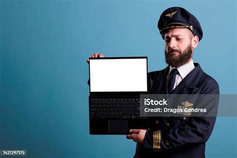 빈 흰색 화면이있는 노트북을 보여주는 심각한 비행기 조종사 공란에 대한 스톡 사진 및 기타 이미지 공란 공항 광고