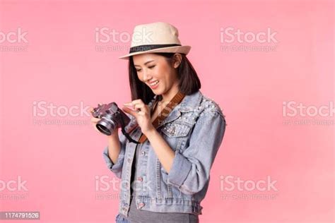 여름 캐주얼 옷에 관광 여성 아시아 미소 여자 분홍색 배경으로 해외로 여행하는 승객 아시아 여자 가 에 여름 휴가 여행 재미 가방에 대한 스톡 사진 및 기타 이미지 Istock