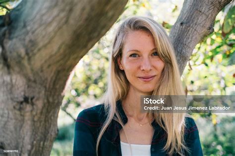 젊은 여자는 나무의 배경으로 자연 환경에서 포즈를 취한다 30 34세에 대한 스톡 사진 및 기타 이미지 30 34세 귀여운 나무 Istock