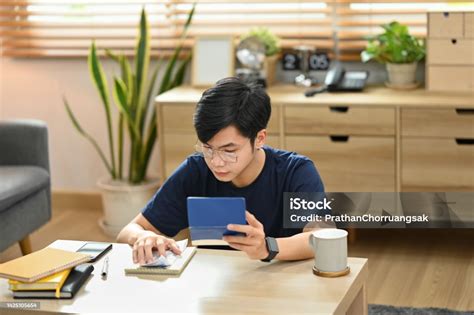 돈 은행 대출을 계산하고 거실에서 비용 재정을 관리하는 젊은 남자 가계 금융 개념 30 34세에 대한 스톡 사진 및 기타 이미지 30 34세 가계 가정 생활 Istock