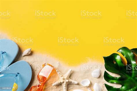 여름 휴가 플랫은 노란색 배경에 조개 불가사리 및 액세서리로 누워 있습니다 개념에 대한 스톡 사진 및 기타 이미지 개념 개인 장식품 관광 리조트 Istock