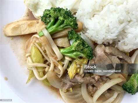 태국 요리입니다 다채로운 야채 볶음된 양파 브로콜리 버섯 쌀과 계란 흰색 배경에 흰색 접시에 고기 빠른 거리 레스토랑에서 태국 스타일 음식입니다 0명에 대한 스톡 사진 및