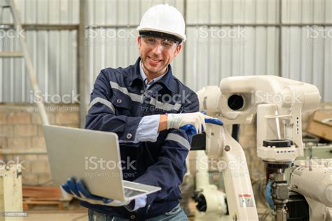 로봇 팔을 가진 정비 엔지니어 공장에서 자동 기계를 다루는 산업 엔지니어 개발에 대한 스톡 사진 및 기타 이미지 개발 건설 산업 검사 보기 Istock