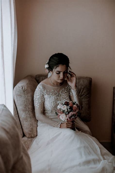 결혼 사진 베일 수직 쐈어 신부 여성 웨딩 드레스 초상화 패션 패션 사진에 관한 무료 스톡 사진