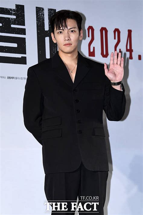 지금까지 본 적 없는 전도연의 새 얼굴 리볼버 TF사진관 포토 기사 더팩트
