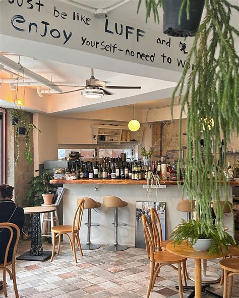 더쿠 파리의 아이스크림and와인바 인테리어랑 비슷한 광안리의 한 카페twt