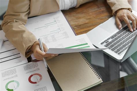 녹색 친환경 현대 작업 공간에서 일하는 비즈니스 여성 비즈니스 친환경 전문 투자자 프로젝트 사업을 위한 창의적인 아이디어 개념에 대한 스톡 사진 및 기타 이미지 Istock