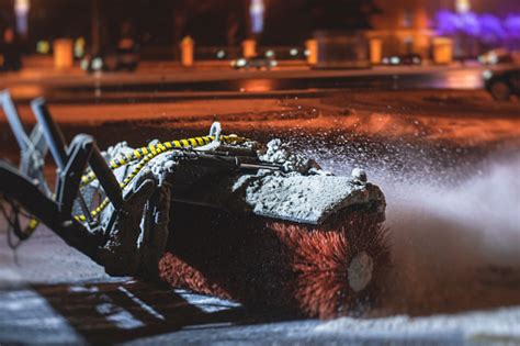 도시 차량 불도저 스노우 블로어 쟁기 트럭 스노우 블로우 겨울 밤에 눈 제거 장비와 도시 거리와 도로에 눈 제거의 과정 0명에 대한 스톡 사진 및 기타 이미지 Istock