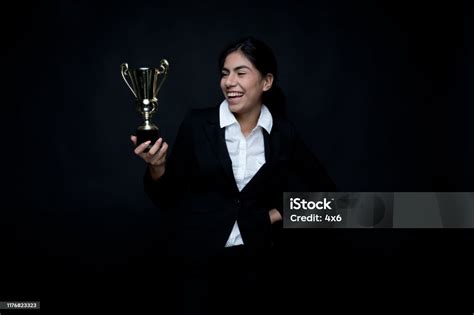 허리 까지 2029 세 아름 다운잘 생긴 사람 검은 머리긴 머리 라틴 아메리카와 히스패닉 민족 젊은 여성미소행복쾌활 한성공수상상영 상 앞 1위에 대한 스톡 사진 및 기타