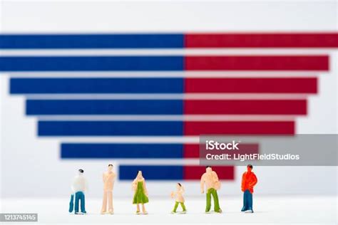 배경에서 파란색과 빨간색 그래프 근처 흰색 표면에 플라스틱 사람 수치의 선택적 초점 평등의 개념 0명에 대한 스톡 사진 및 기타 이미지 Istock