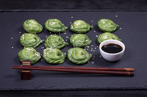 쇠고기 고기 또는 으깬된 감자 반죽 Spirulina 슬레이트에 함께 코 티 지 치즈와 우크라이나 및 러시아 요리녹색만 두 간장에 대한 스톡 사진 및 기타 이미지 Istock