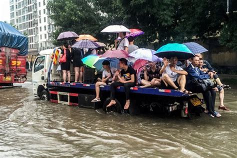 Хора в неизвестност и хиляди разрушени жилища в Китай след тайфун Снимки