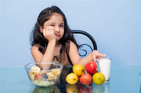 싫어하는 어린 소녀는 아침 식사를 위해 우유와 과일을 먹고 싶지 않습니다 아이에 대한 스톡 사진 및 기타 이미지 아이 인도 민족 인도 인도아 대륙 Istock