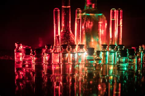 약국 및 화학 테마입니다 연구 실험실에서 유리 플라스 크 솔루션을 테스트 합니다 과학 및 의료 배경입니다 어두운 톤 배경에 실험실 테스트 튜브 Stem 주제에 대한 스톡