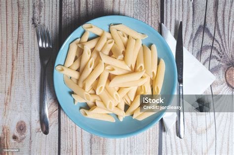 펜네 파스타 음식은 여전히 가까이 나무 테이블에 파란색 접시에 제공 0명에 대한 스톡 사진 및 기타 이미지 0명 가정 생활 건강한 식생활 Istock